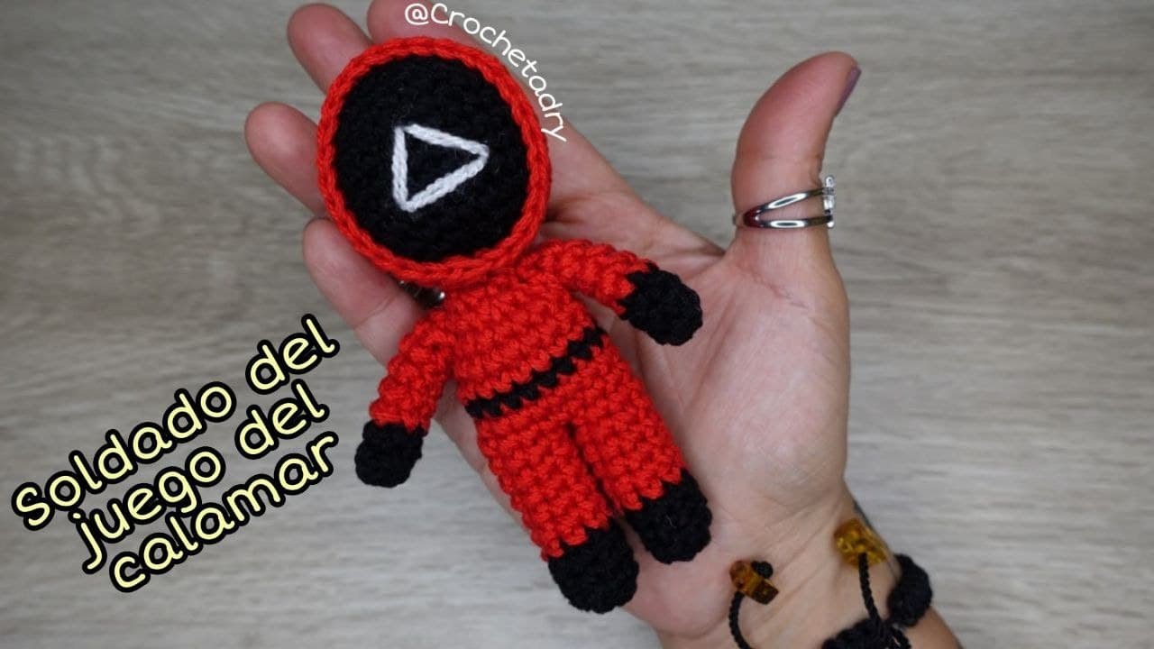 Soldado del Juego del Calamar amigurumi - Crochet con LALY